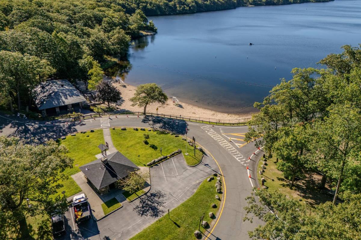 A apenas uma hora de Nova York: esta praia de lago de montanha ...