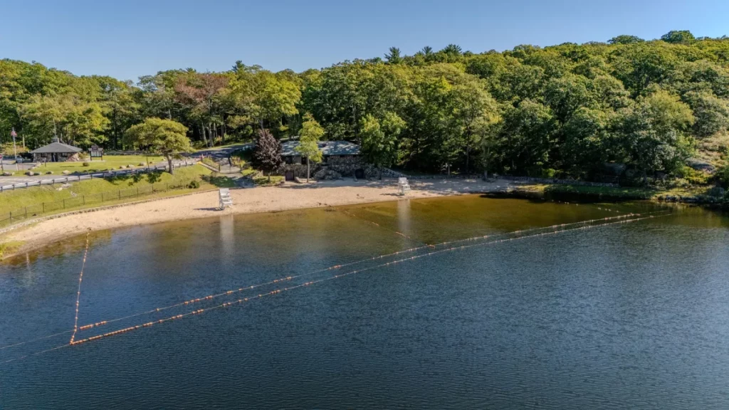 A apenas uma hora de Nova York: esta praia de lago de montanha ...