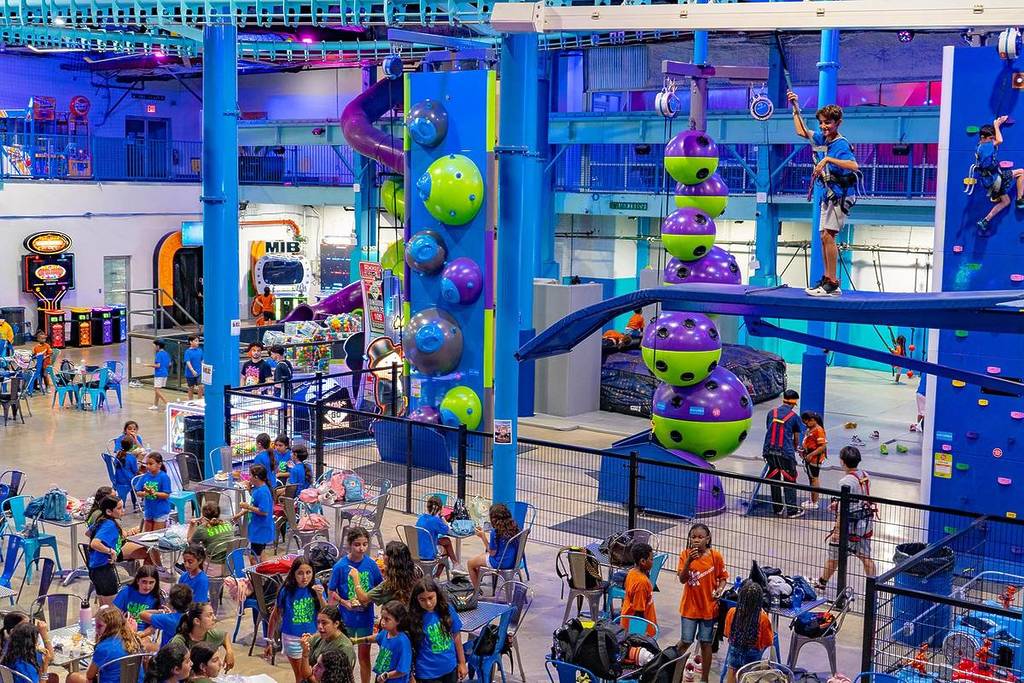 Este alocado parque de atracciones cubierto de 3700 metros cuadrados es ...