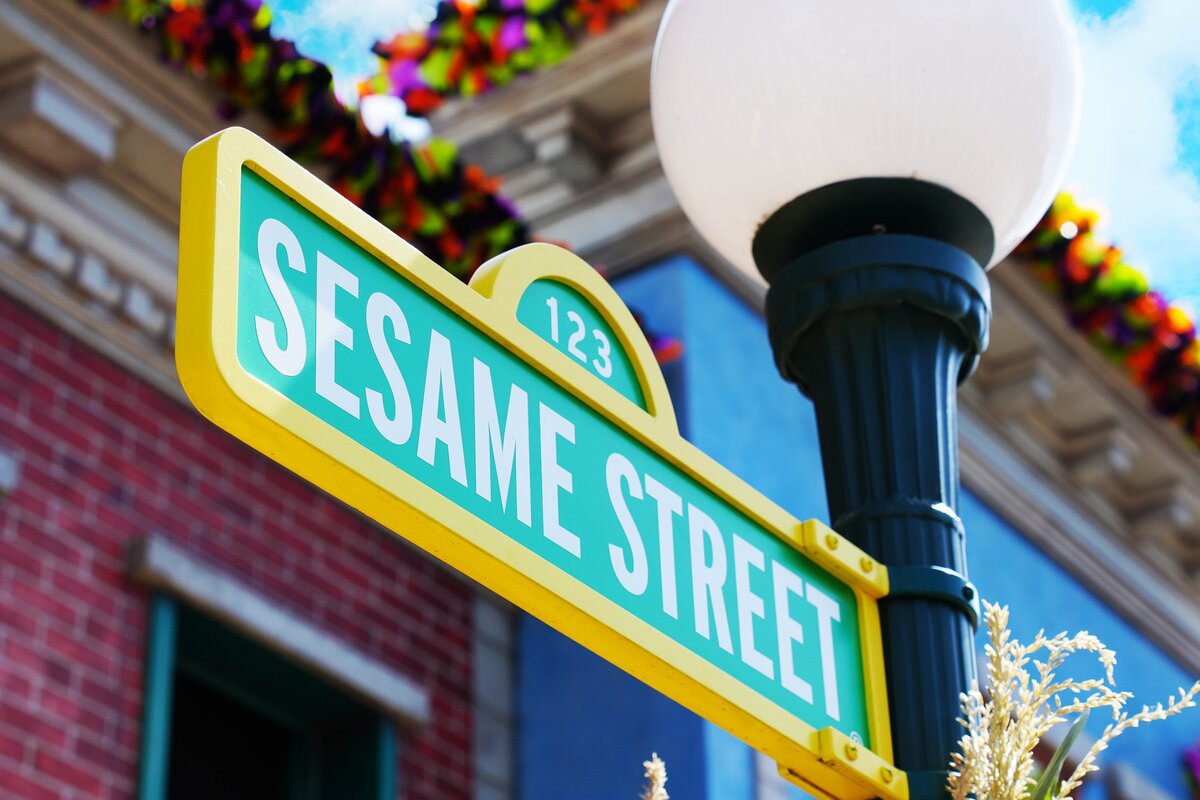 Share A Meal With Sesame Street Friends At Sesame Place