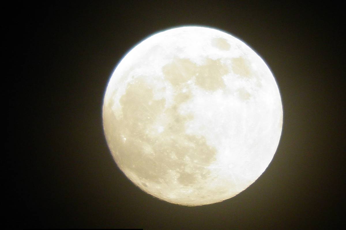 Tonight's Super Beaver Moon Is The Last Supermoon of 2024