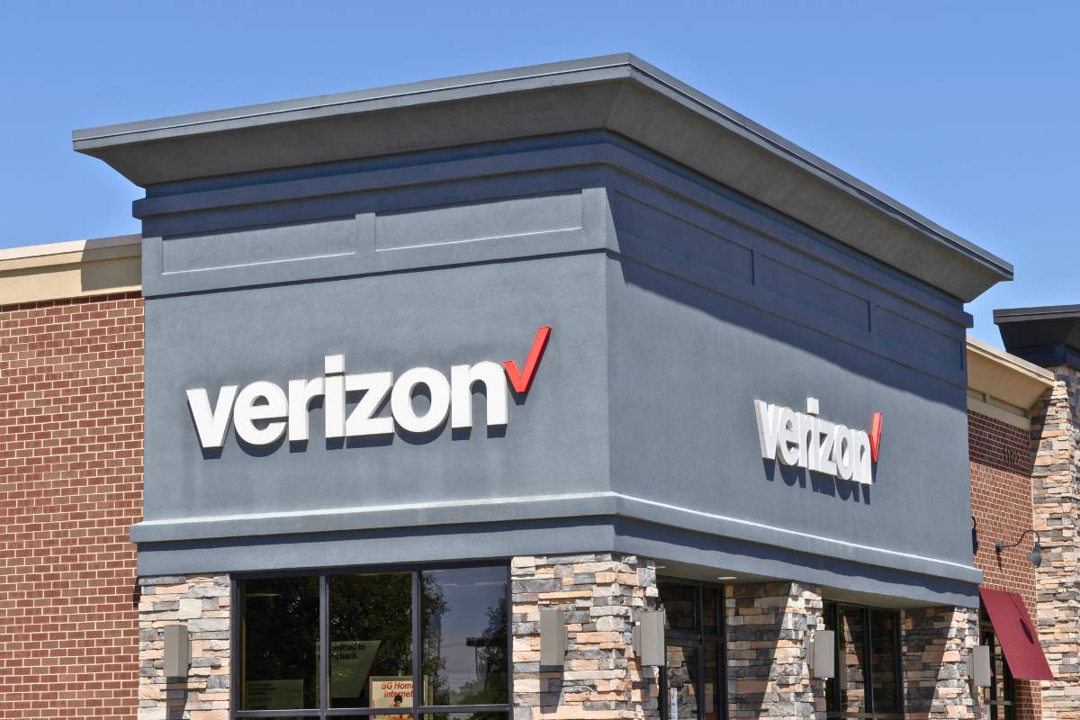 Massive Verizon Outage Leaves Phones Stuck in ‘SOS’ Mode Nationwide