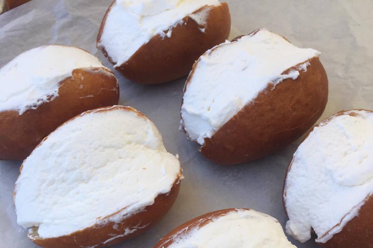 La storia del maritozzo con la panna: il dolce più amato a Roma