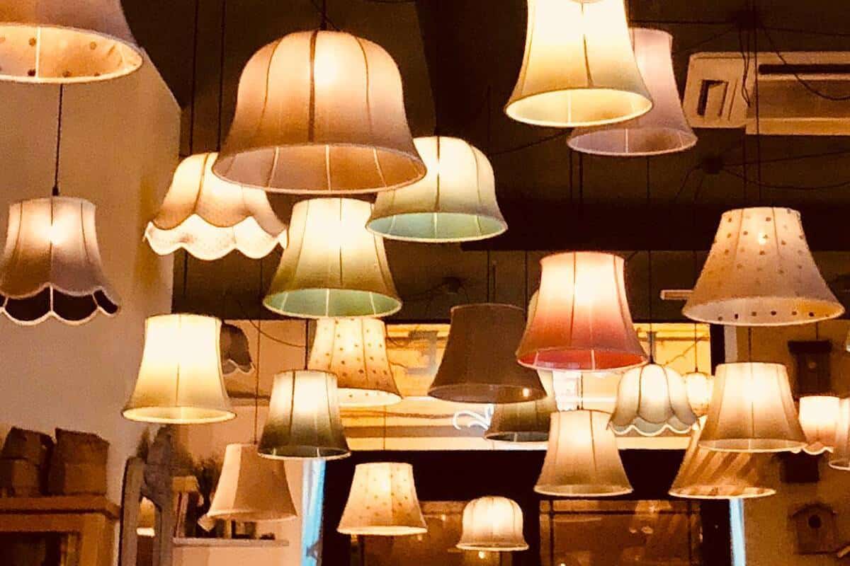 A Roma puoi fare l'aperitivo nel locale dei lampadari