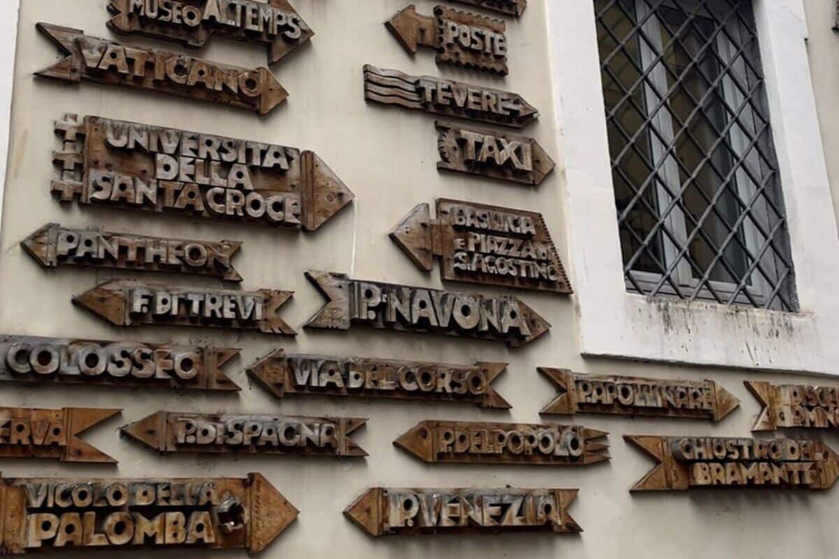 A Roma c'è una via particolare con i segnali stradali di legno