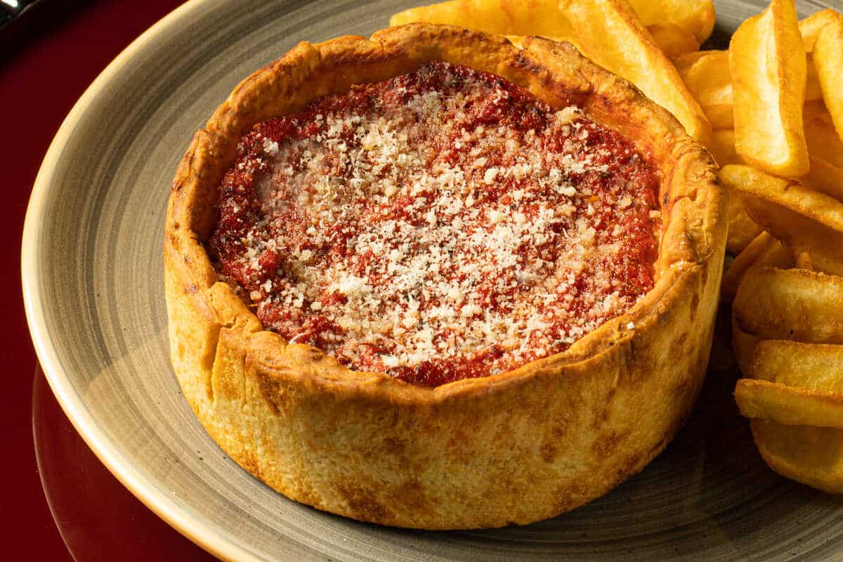 A Roma sbarca la pizza di Chicago: ecco dove puoi mangiarla