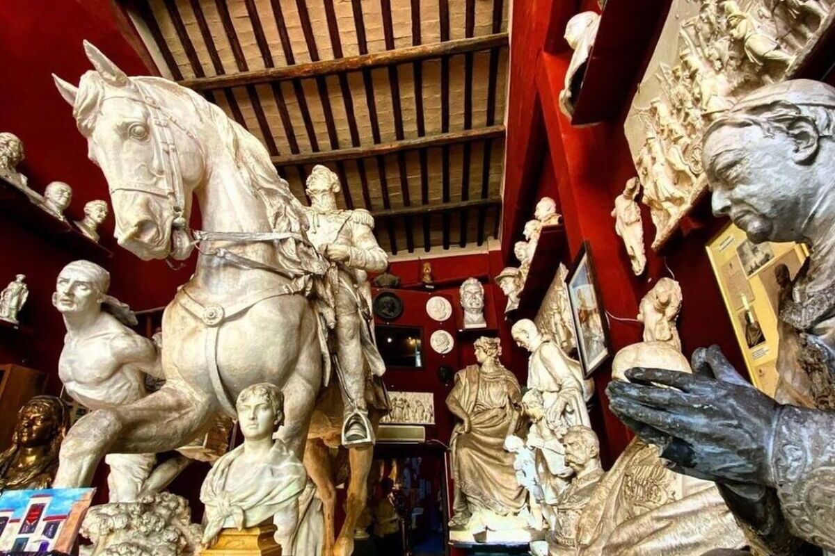 A Roma c'è un posto dove puoi fare un aperitivo tra sculture dell'800