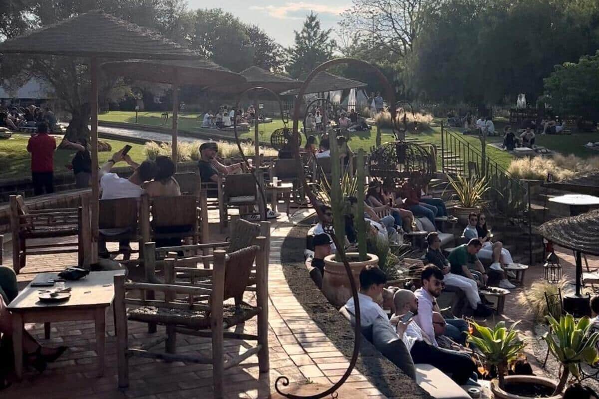 Balagan: musica, brace e cocktail in un'area verde dominata da una ...