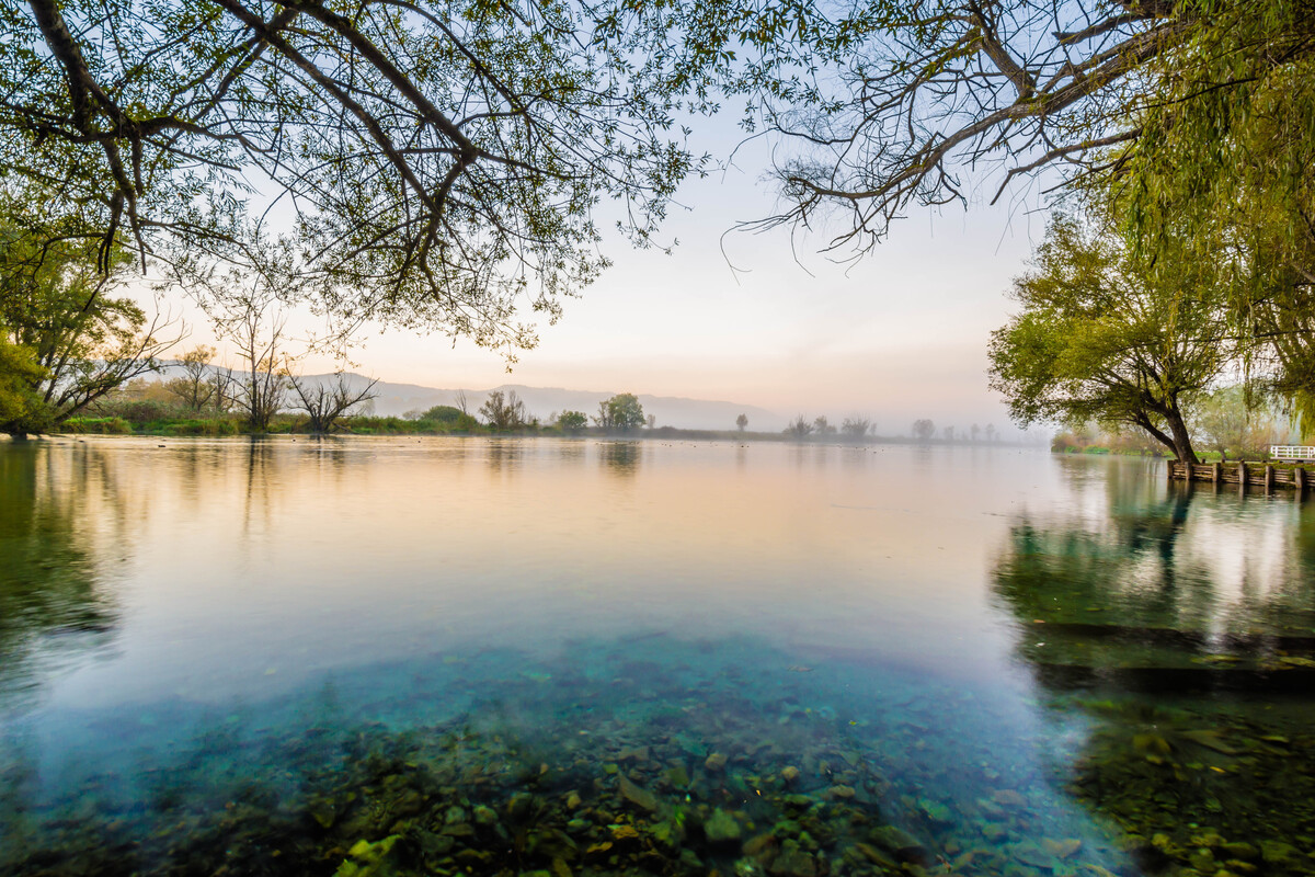 Il favoloso lago laziale con un'isola che si sposta al suo interno