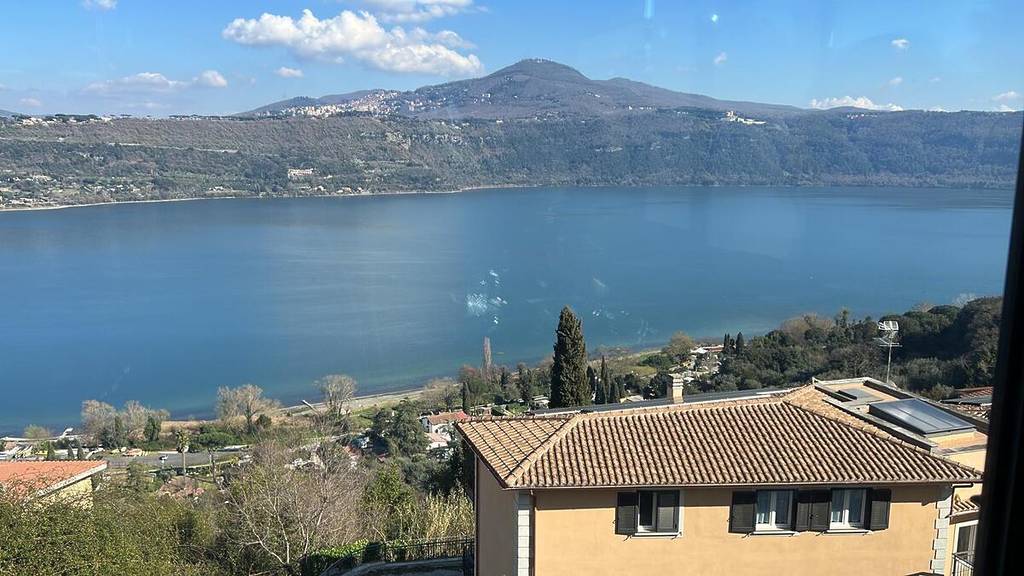 Near Rome you can eat blue spaghetti overlooking the lake