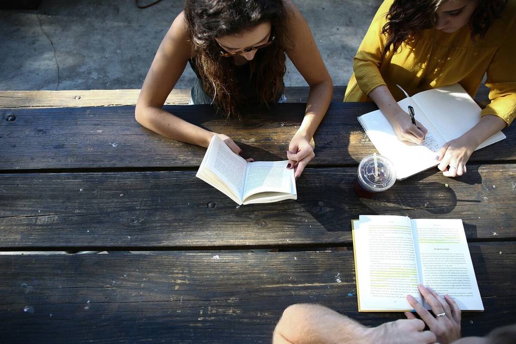 Book clubs in Rome to read together outdoors or in a bookstore