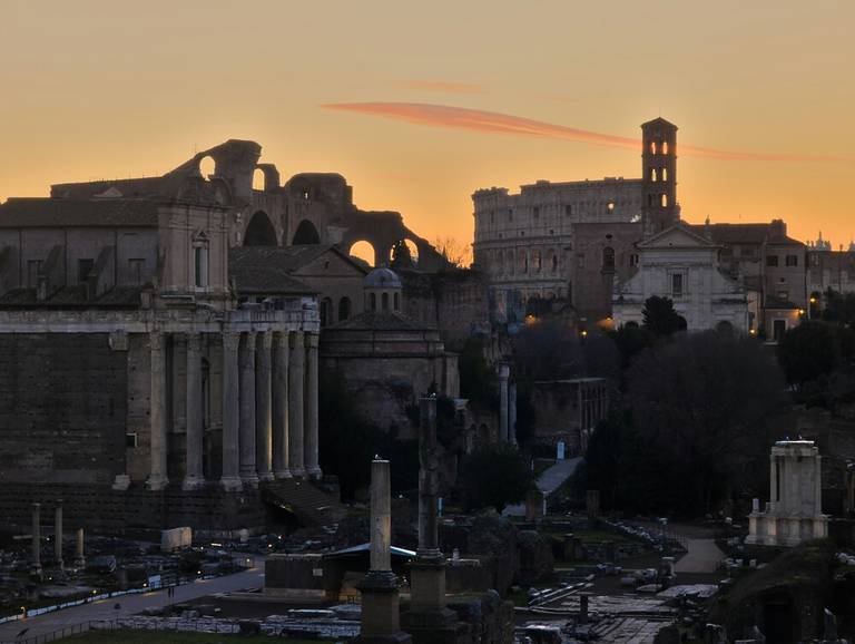 Las ruinas iluminadas de Roma por la noche, los paseos comienzan de nuevo