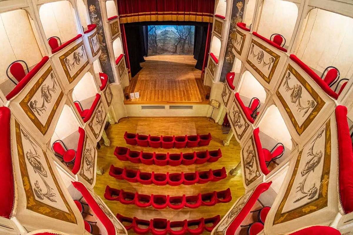 A duas horas de Roma, pode descobrir o teatro mais pequeno do mundo ...