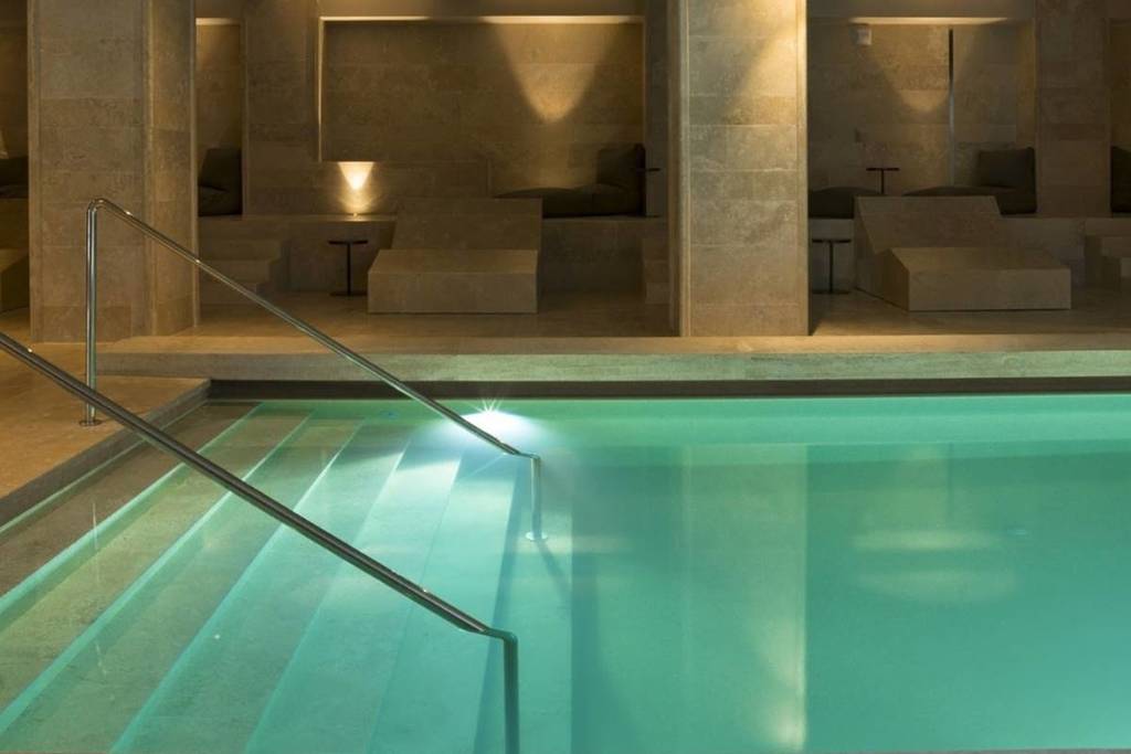 This heated pool in the heart of Rome is ideal for spending relaxing ...
