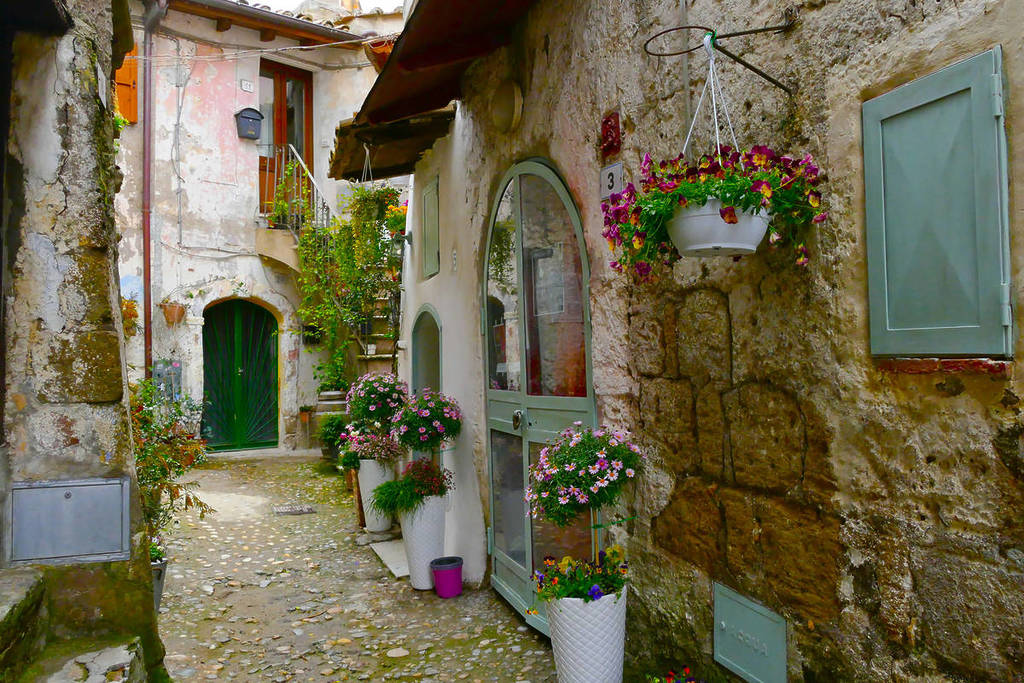 45 km from Rome there is a mysterious village to absolutely discover ...
