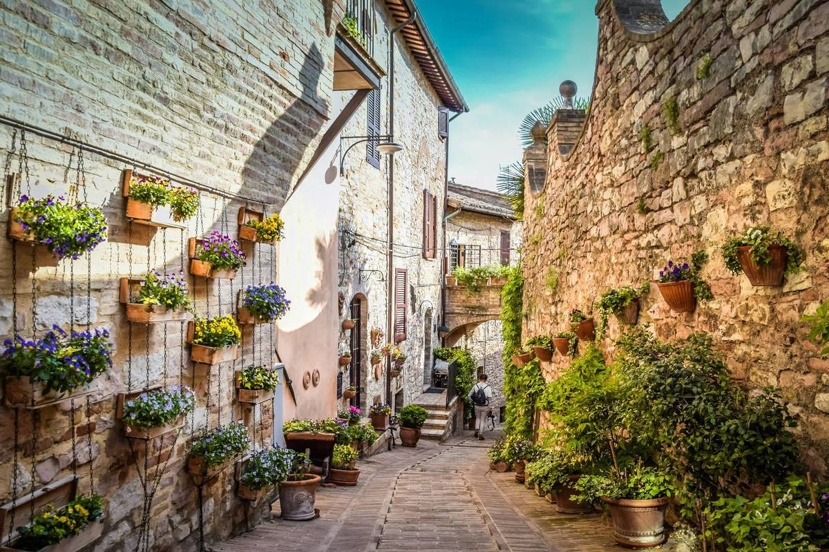 A due ore da Roma puoi scoprire il borgo più fiorito d'Italia: d'estate ...