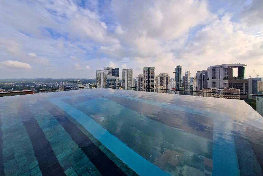 Luxurious Rooftop Pool In Singapore