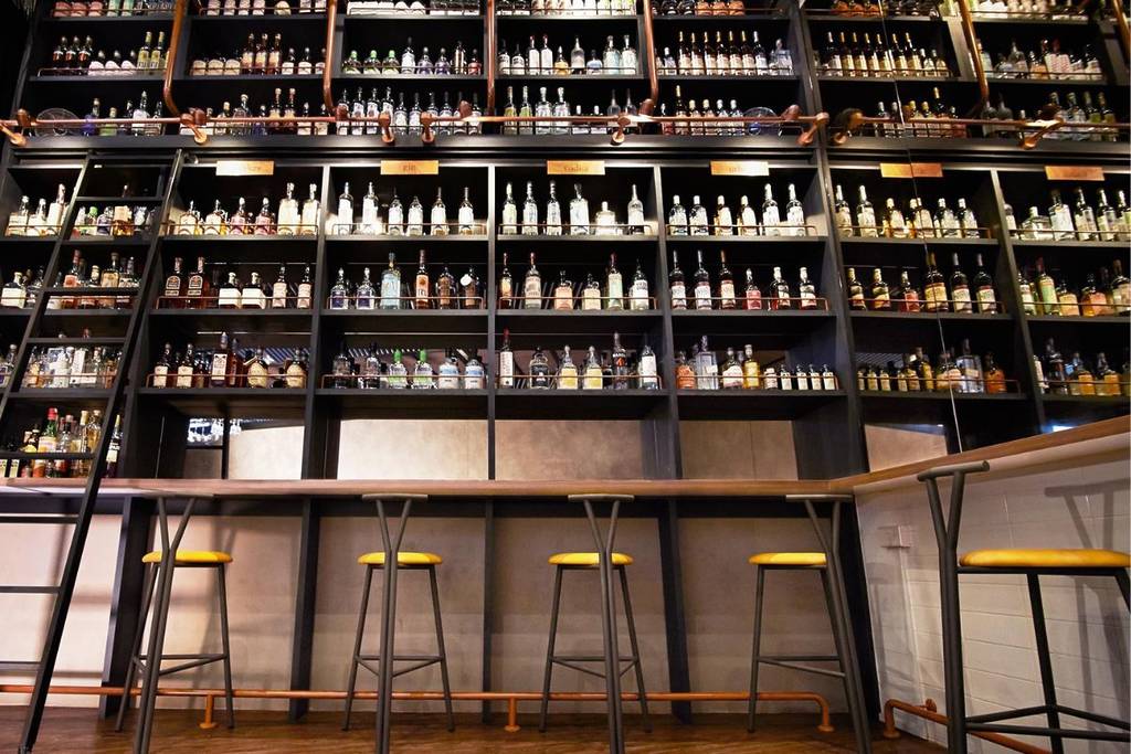 21 Best Secret Bars & Speakeasies In Singapore (2025)