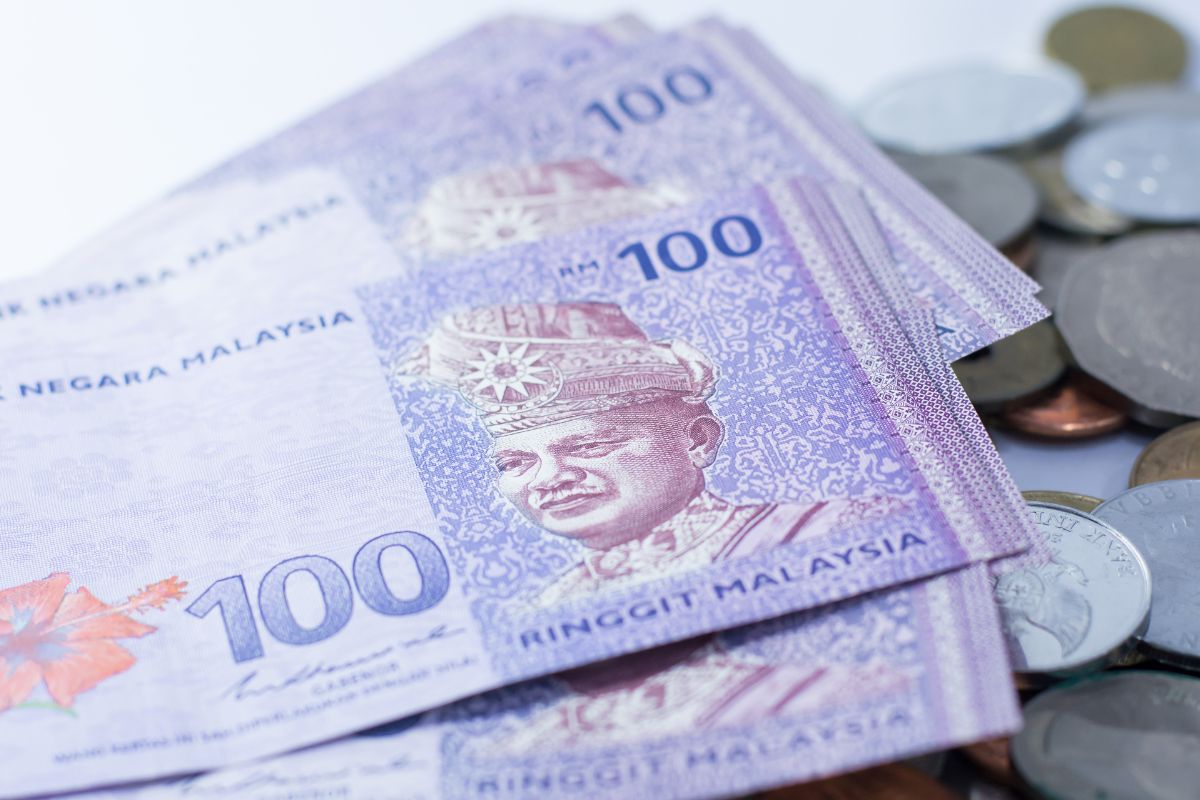 Malaysian Ringgit Hits Historic Low Against Singapore Dollar