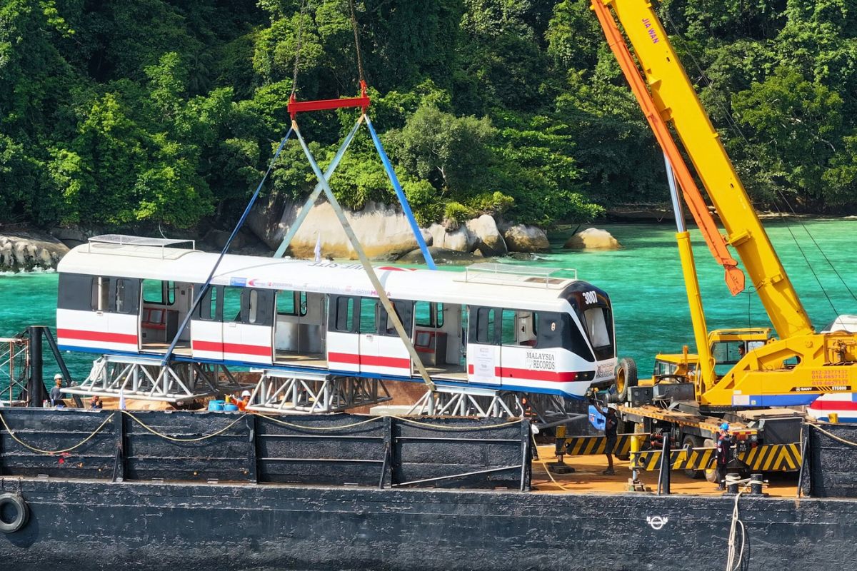 First Underwater LRT Coaches Reef Opens Near Singapore