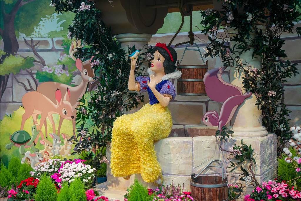 First Disney & Pixar Topiaries Take Over Gardens By The Bay