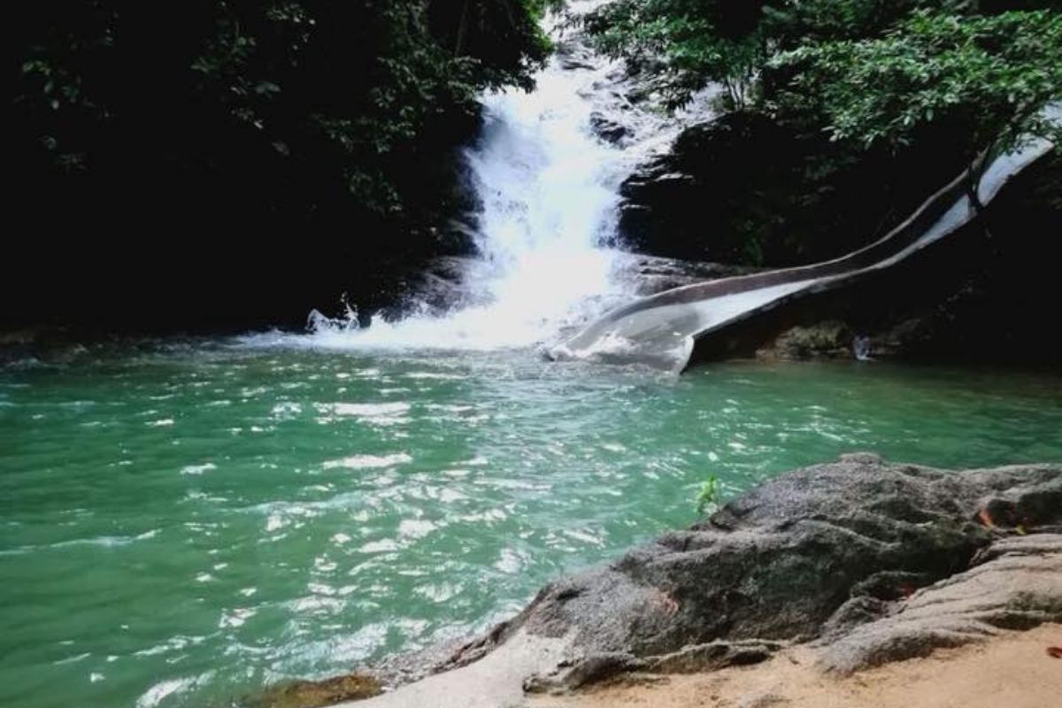 Takah Pengkoi : Secret Waterfall With Water Slides Near Singapore