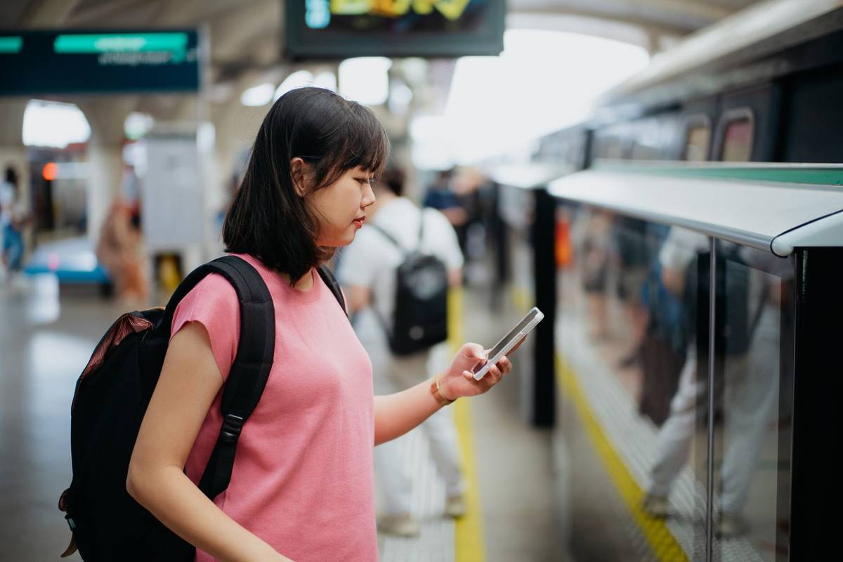 Track Fault Causes 20-Minute Train Delays Along East-West Line