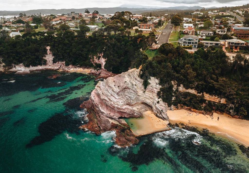 The Prettiest Rock Pool In NSW Is Surrounded By Dramatic Pink Cliffs ...