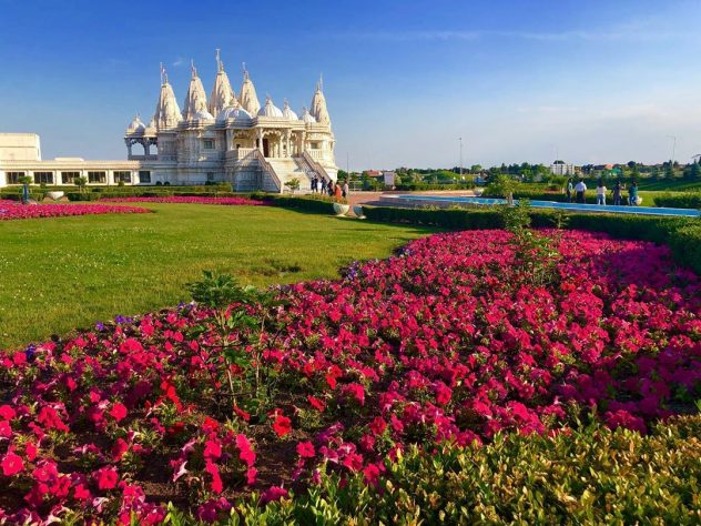 This Breathtaking Hindu Temple In Toronto Is The Largest Of Its Kind In ...