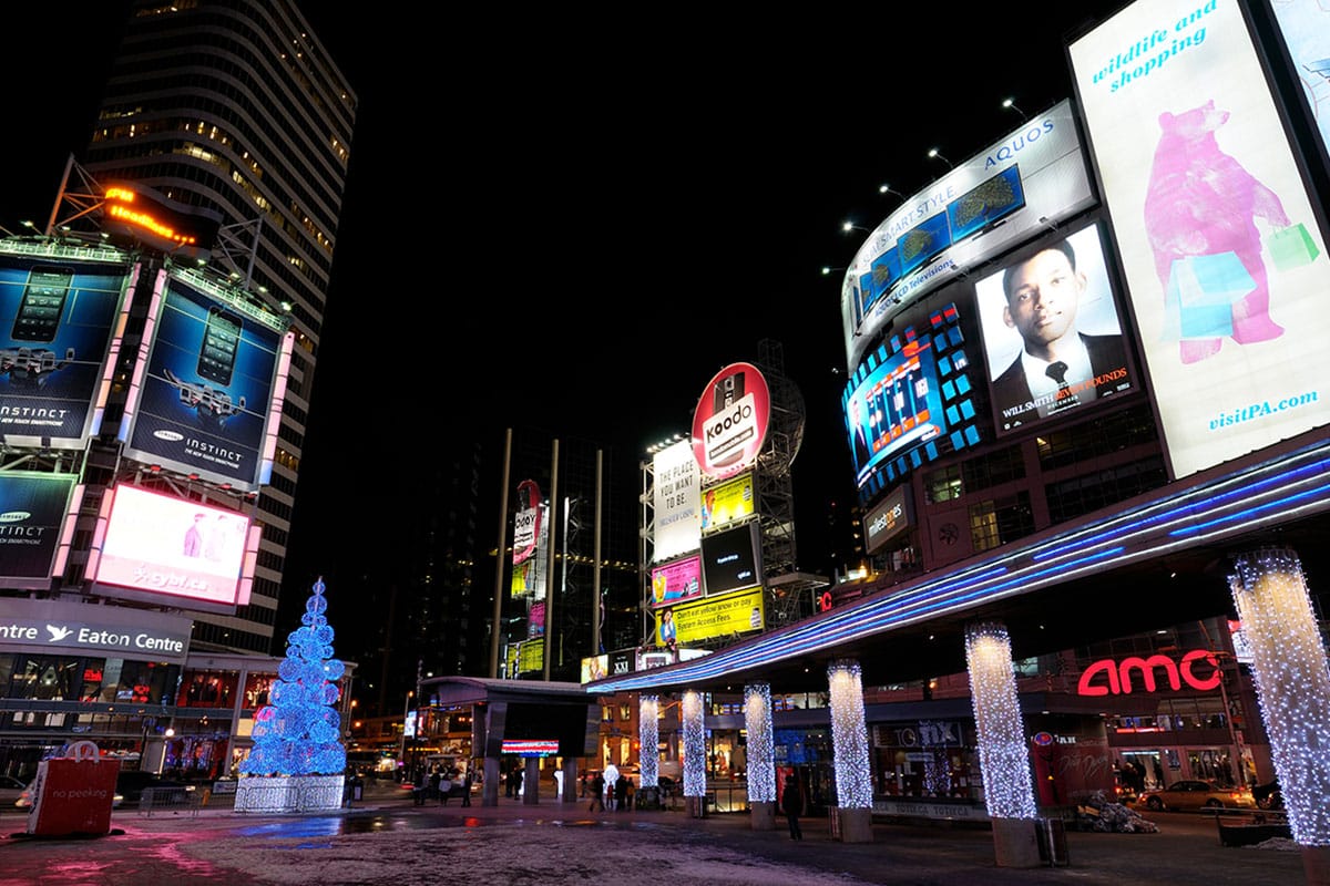 5 Places To See Christmas Lights In Toronto