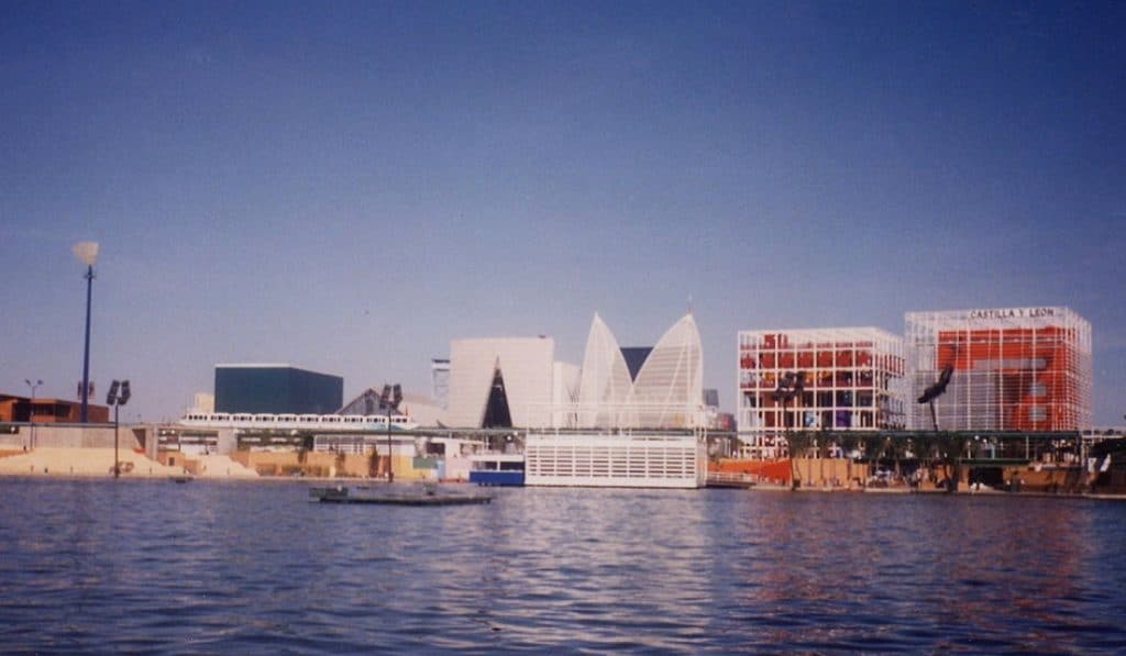 Paseo por las ruinas de la Expo 92 - Sevilla Secreta