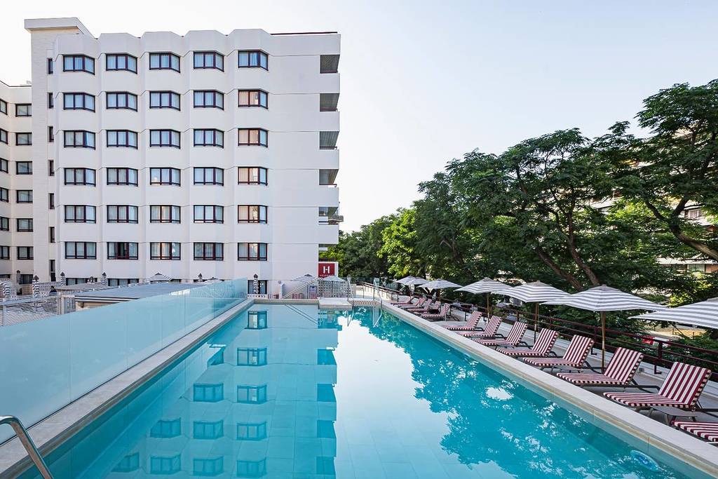 Swimming pools in hotels in Seville with day passes and their prices