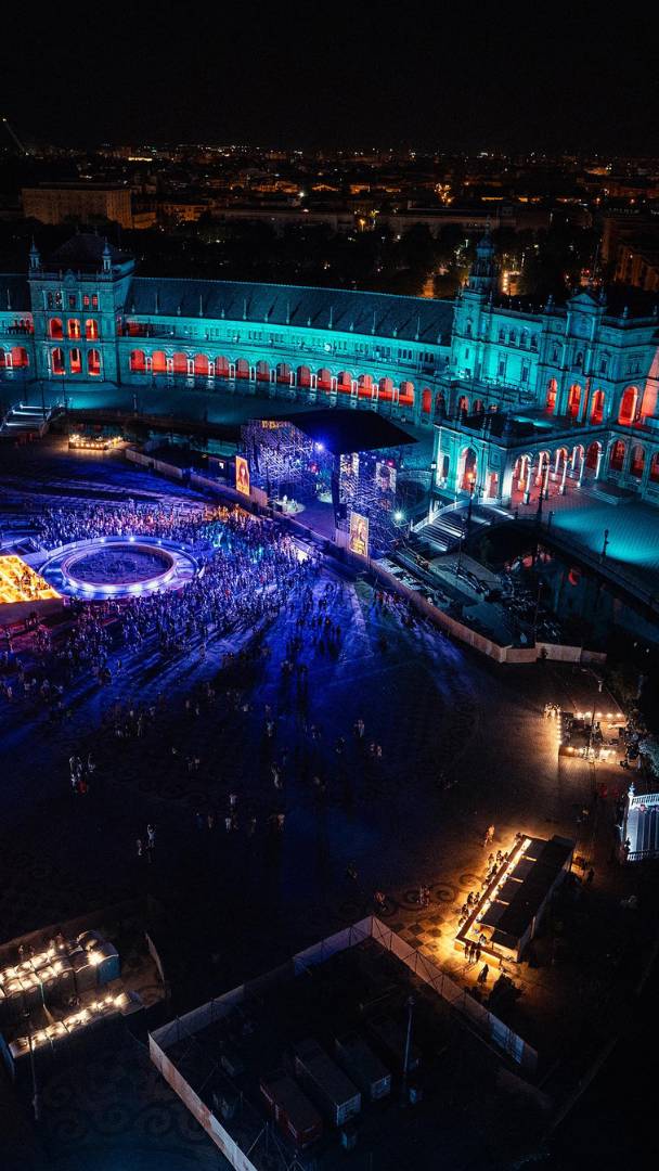 Iconic Experience for 2: hotel, pool, and concerts in a VIP box