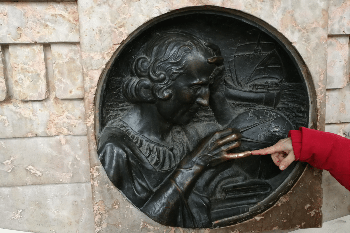 Il dito di Colombo: il portafortuna in piazza Castello a Torino ...