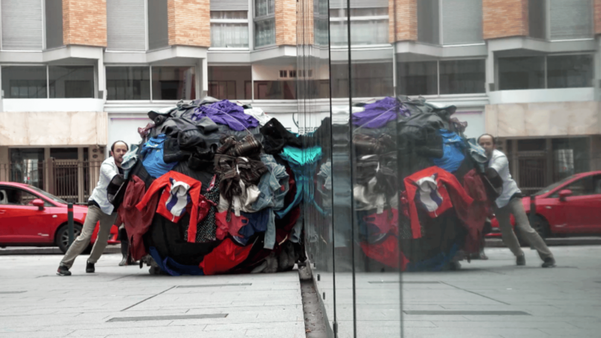 Une boule de vêtements géante sera poussée dans une rue commerçante de ...