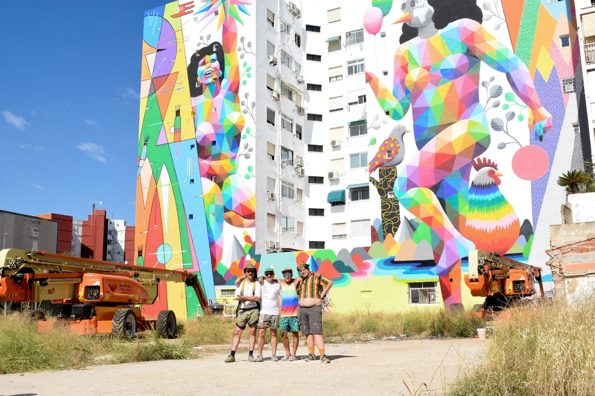 Okuda San Miguel, cerca de terminar su primer mural en Valencia