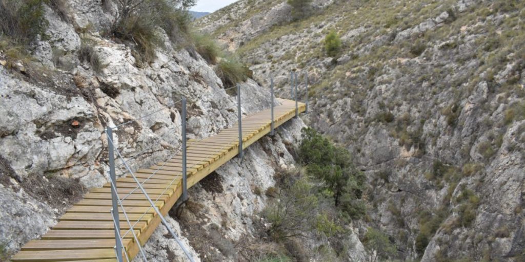Las pasarelas del pantano de Relleu, el "Caminito del Rey valenciano ...