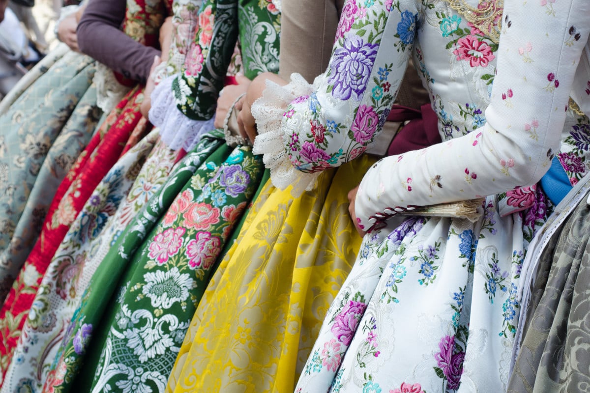 Llega a Valencia una feria 'low cost' de indumentaria fallera