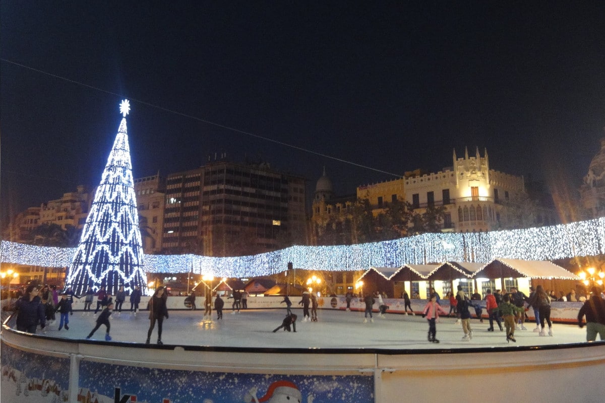 Regresa la pista de hielo de Navidad y el carrusel al centro de Valencia
