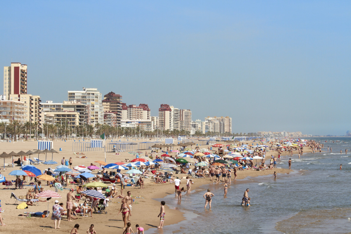 Fine For Leaving Your Umbrella On The Beach In Valencia: Up To 750 Euros