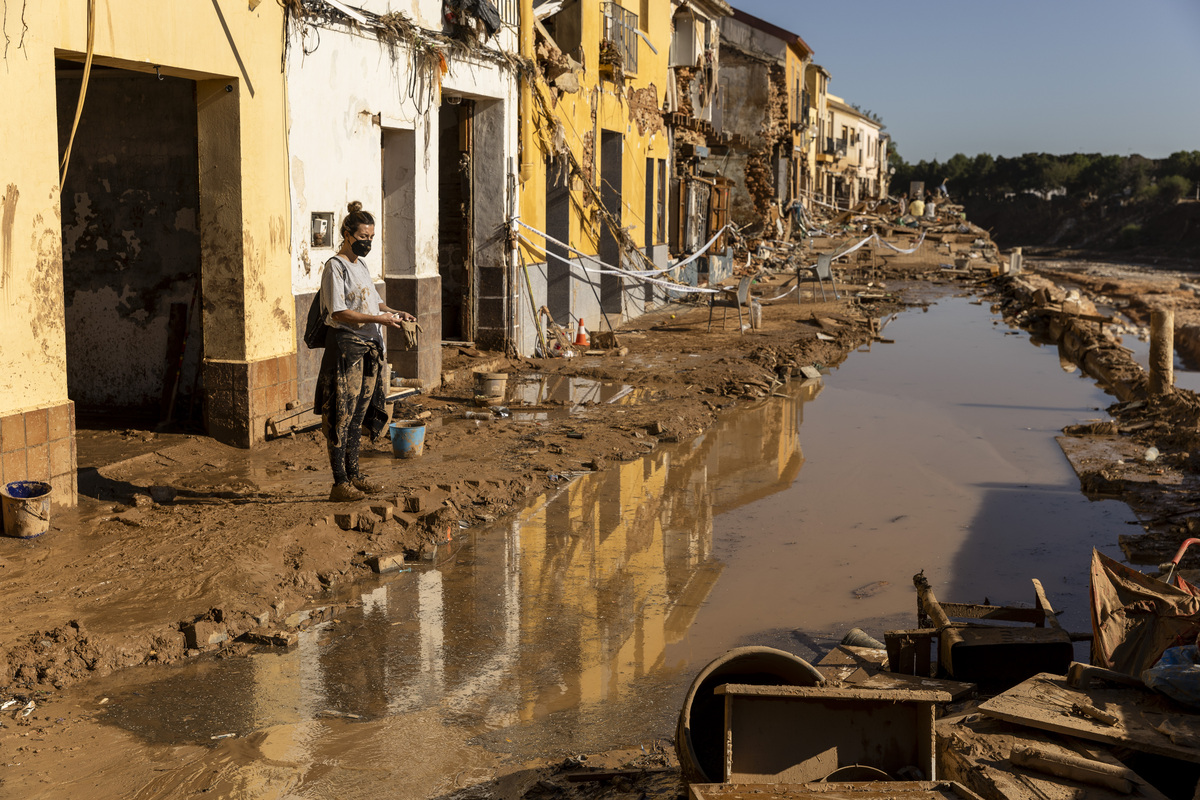 The temporary bridge that connects Picanya through the Poyo ravine is ...