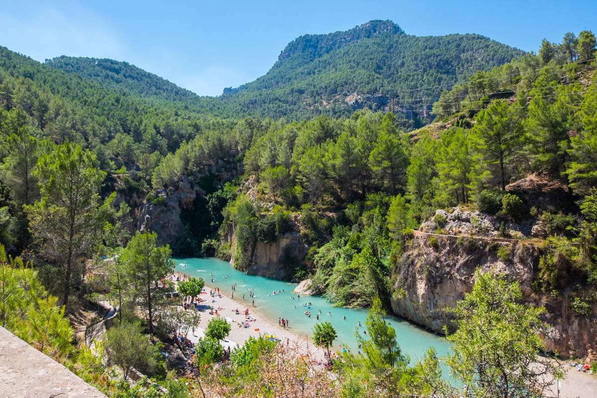 Si trova a 1 ora da Valencia: la spiaggia con acque termali e ...