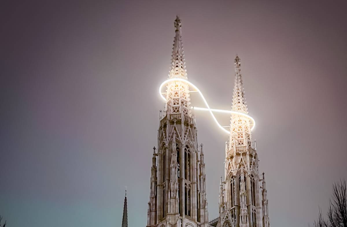 Art installation at the Votive Church: What's behind the infinity sign ...