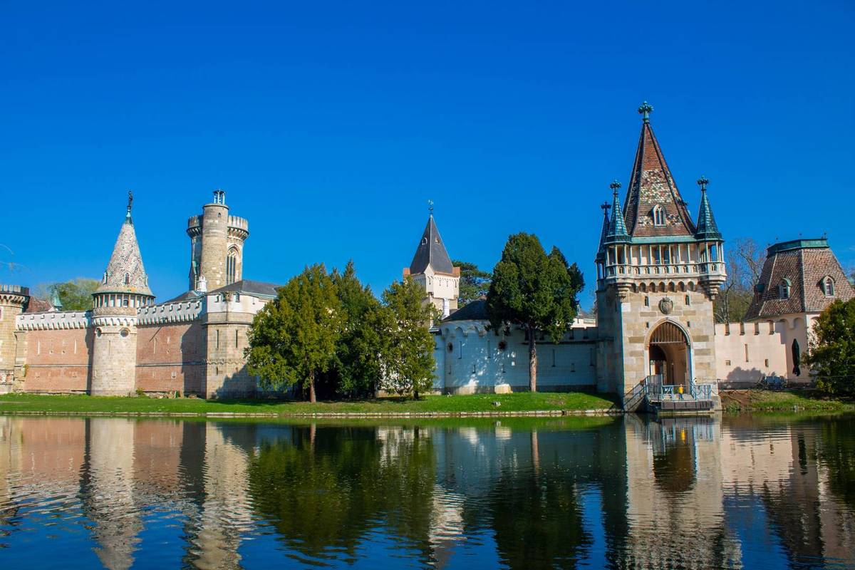 Nur 30 Minuten von Wien: In diesem geheimen Schloss mit Insel war Sisi ...